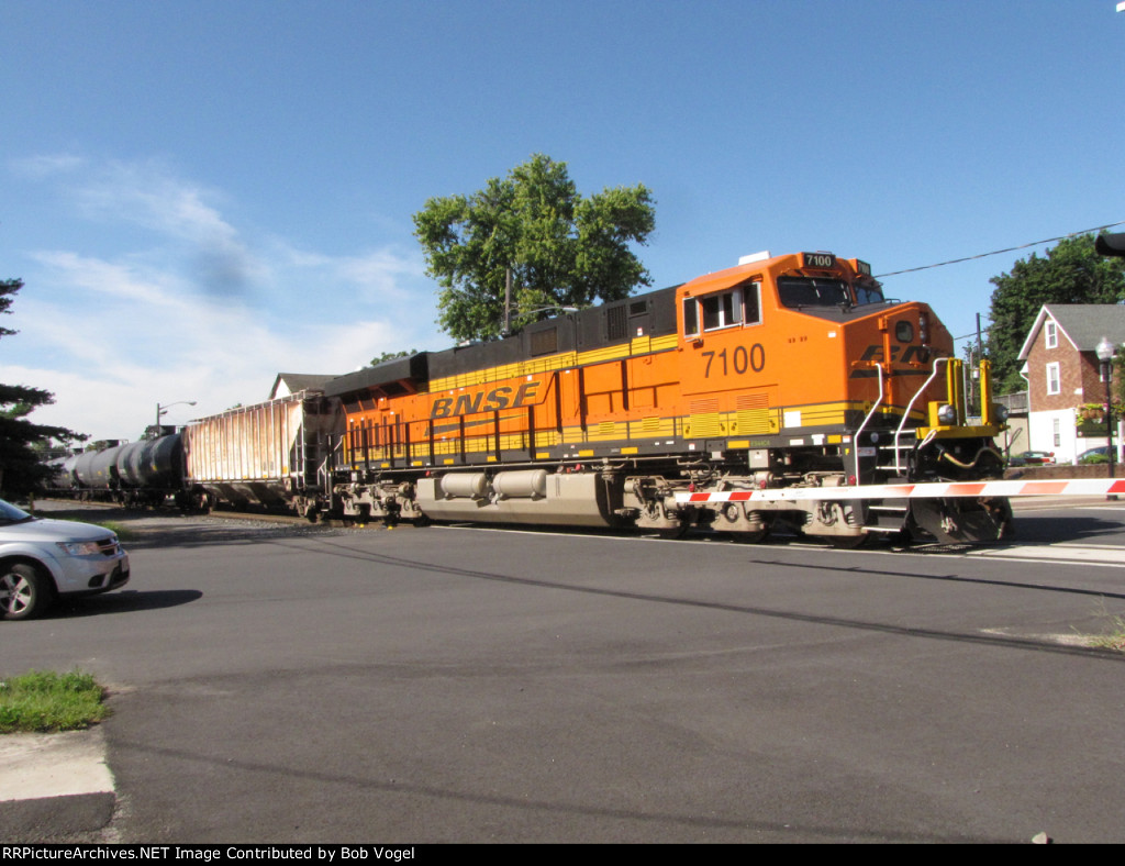 BNSF 7100